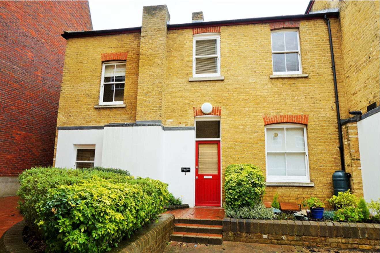 2 bedroom flat for sale in Crow Lane, Rochester, ME1 1RE