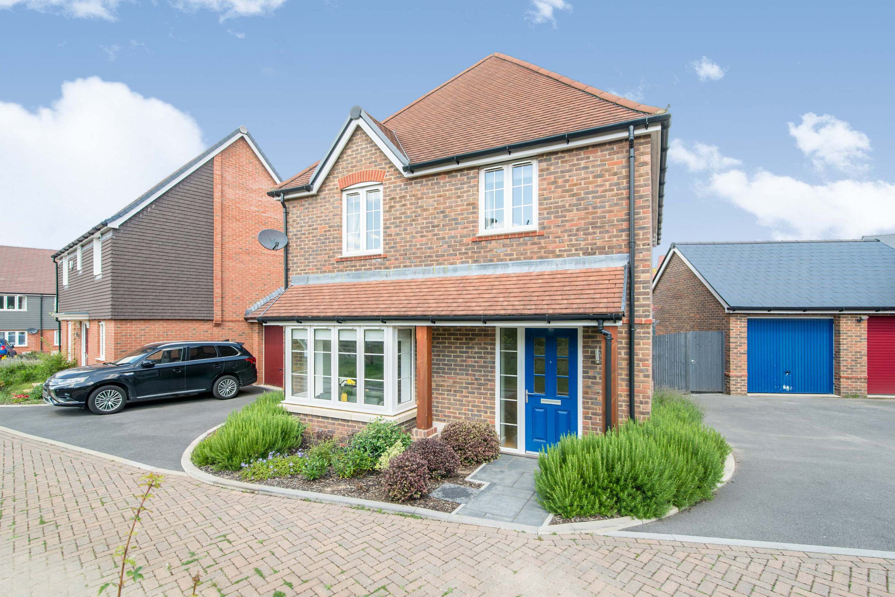 4 bedroom detached house for sale in Hedgerow Close, Basingstoke, RG23 7FT