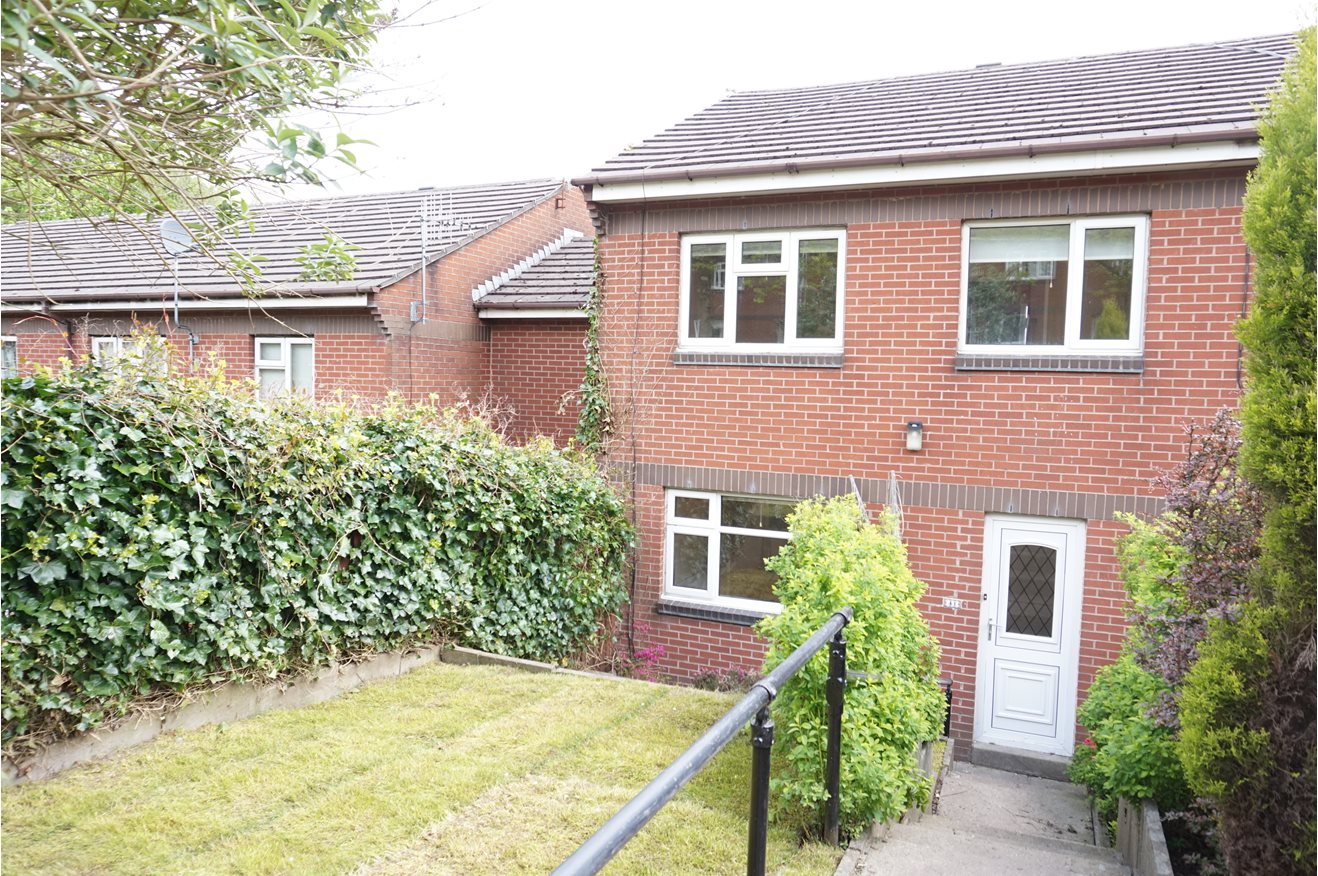 3 bedroom terraced house for sale in Striding Edge Walk, Oldham, OL1 3JT