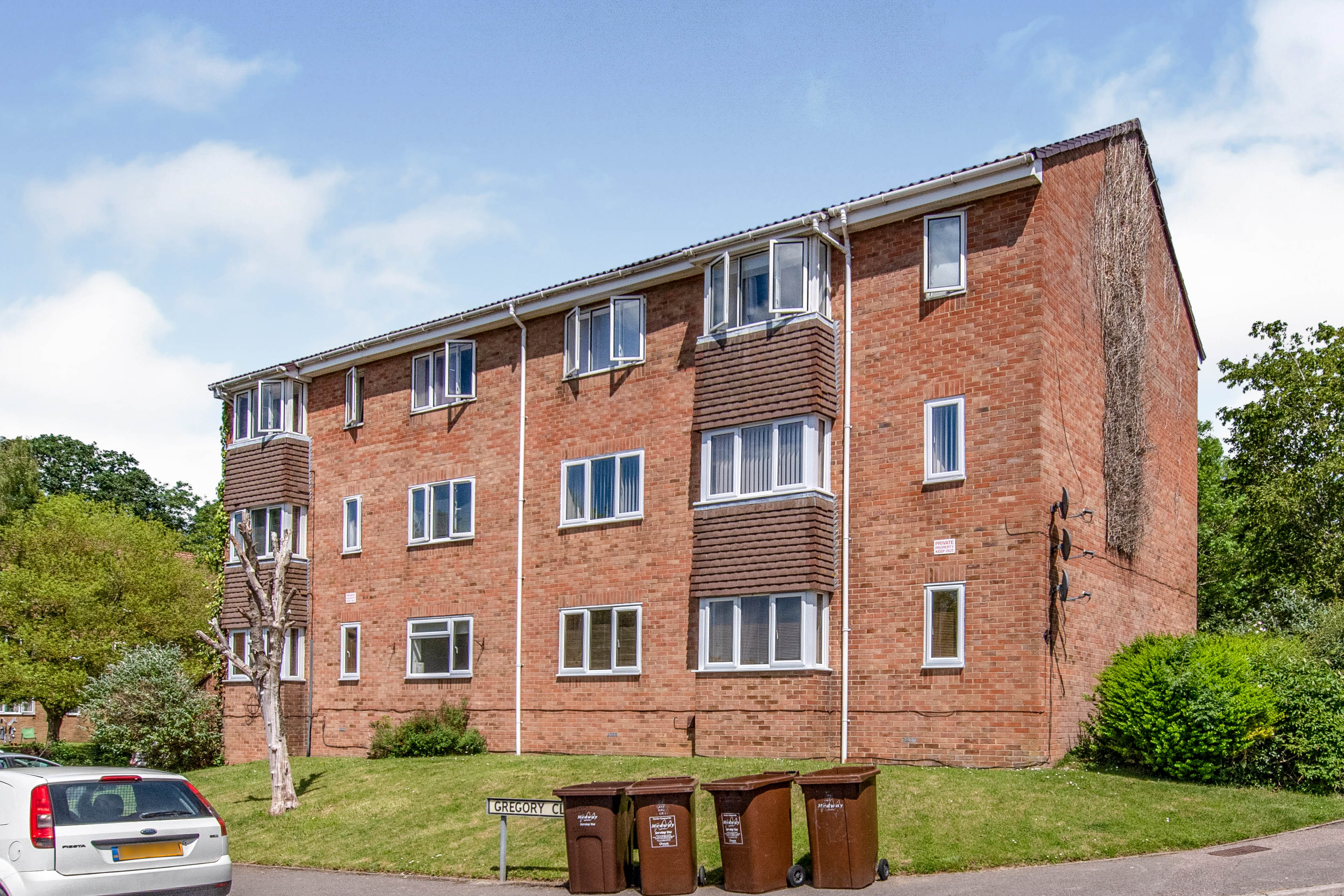 2 bedroom ground floor flat for sale in Gregory Close, Gillingham, ME8 9LJ