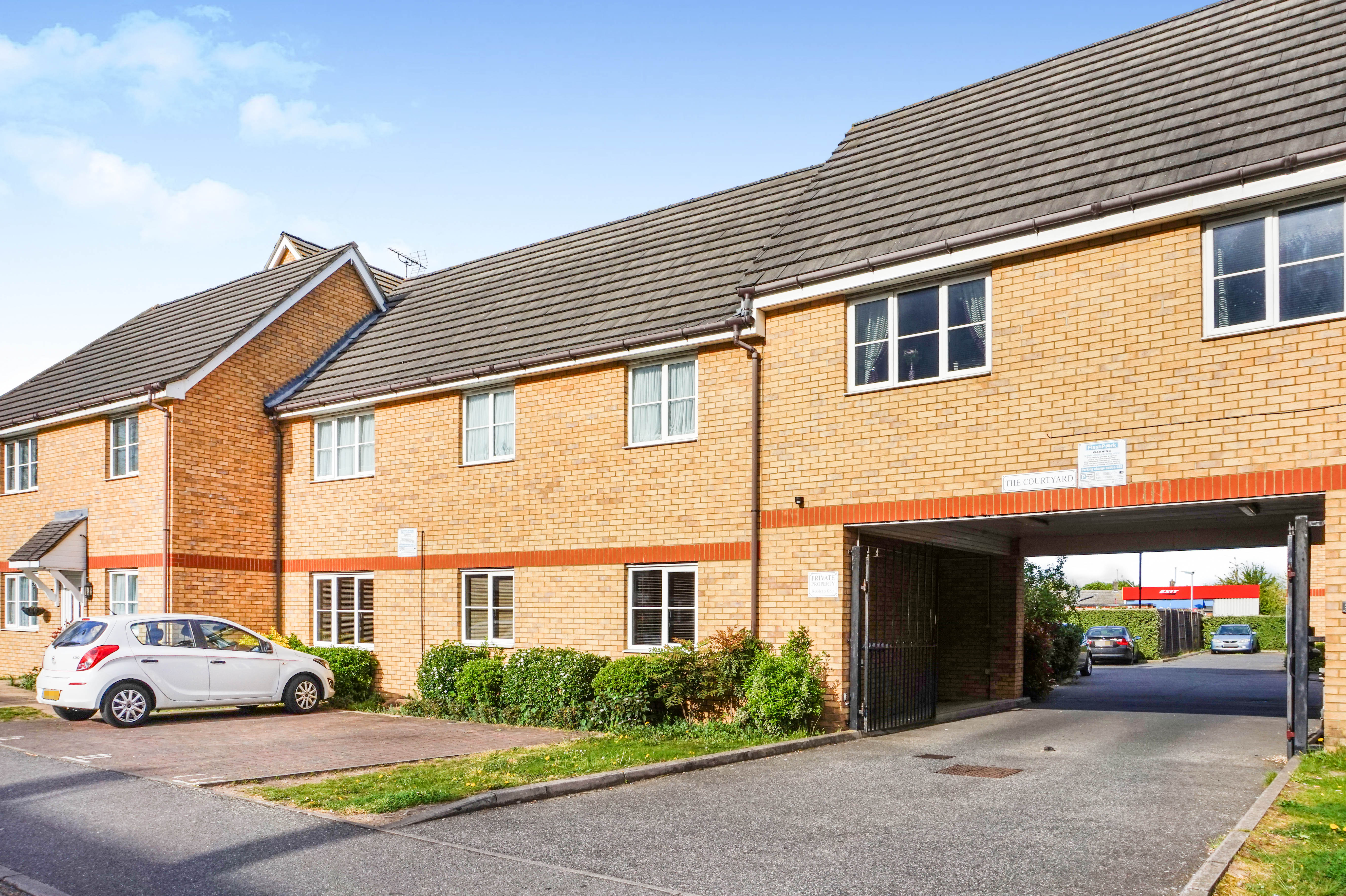 2 bedroom ground floor maisonette for sale in Whitmore Way, Basildon ...