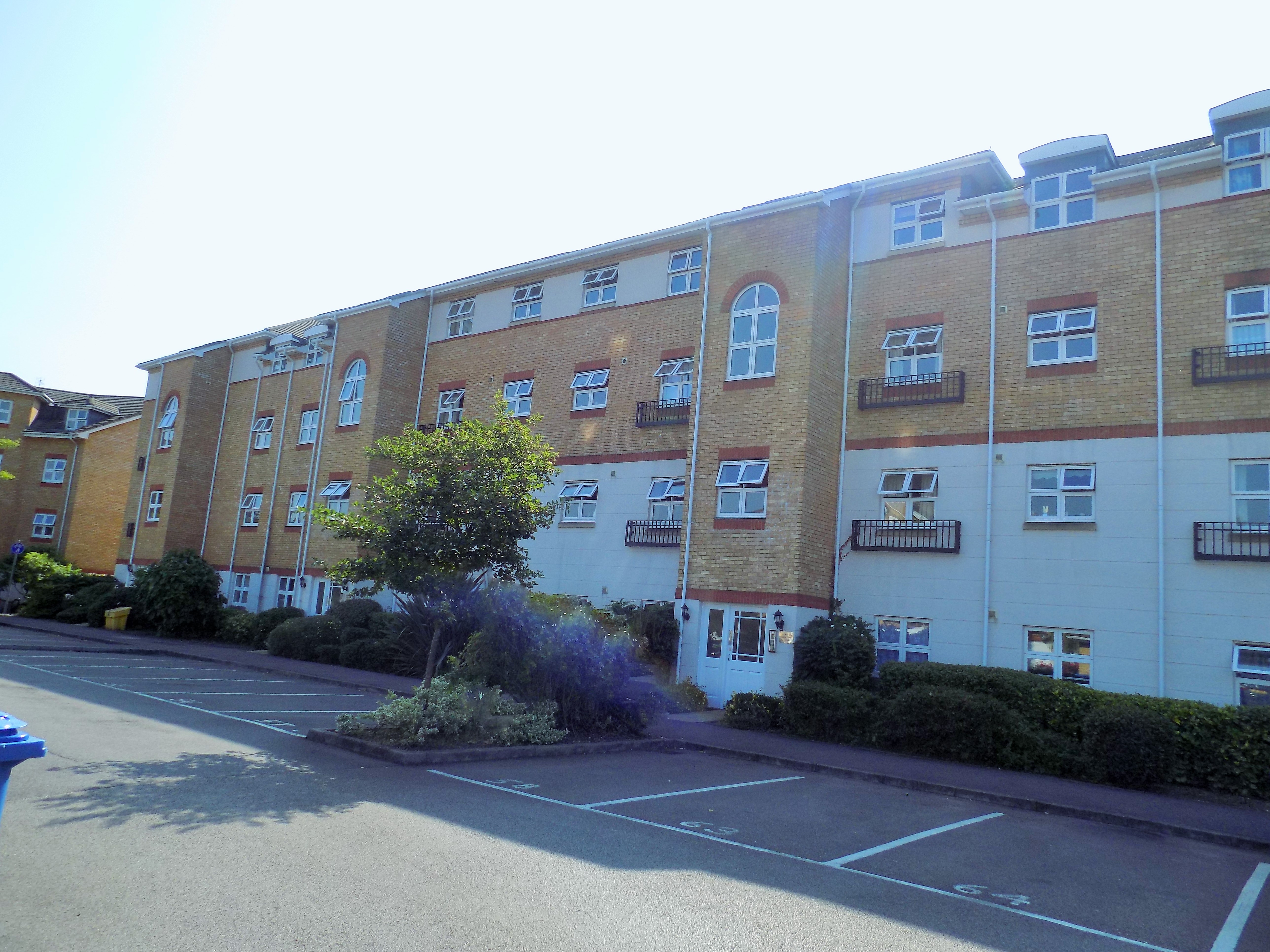 2 bedroom flat for sale in Ogden Park, Bracknell, RG12 9AE