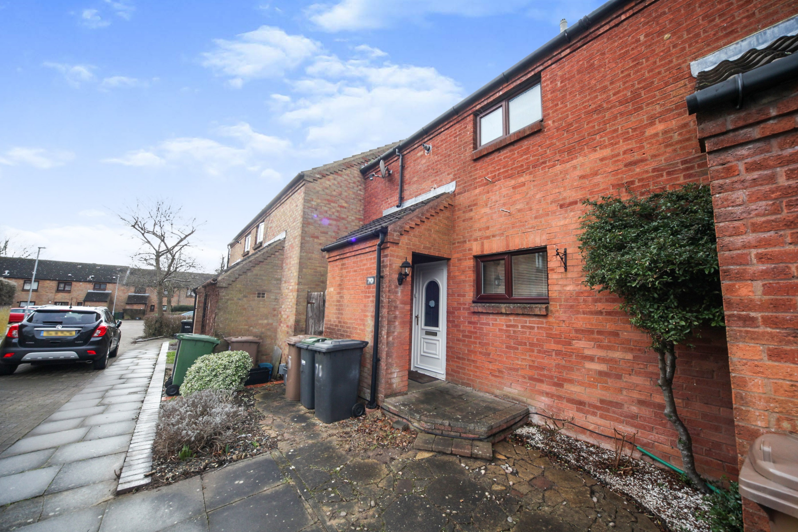 2 bedroom terraced house for sale in Links Way, Luton, LU2 7HD