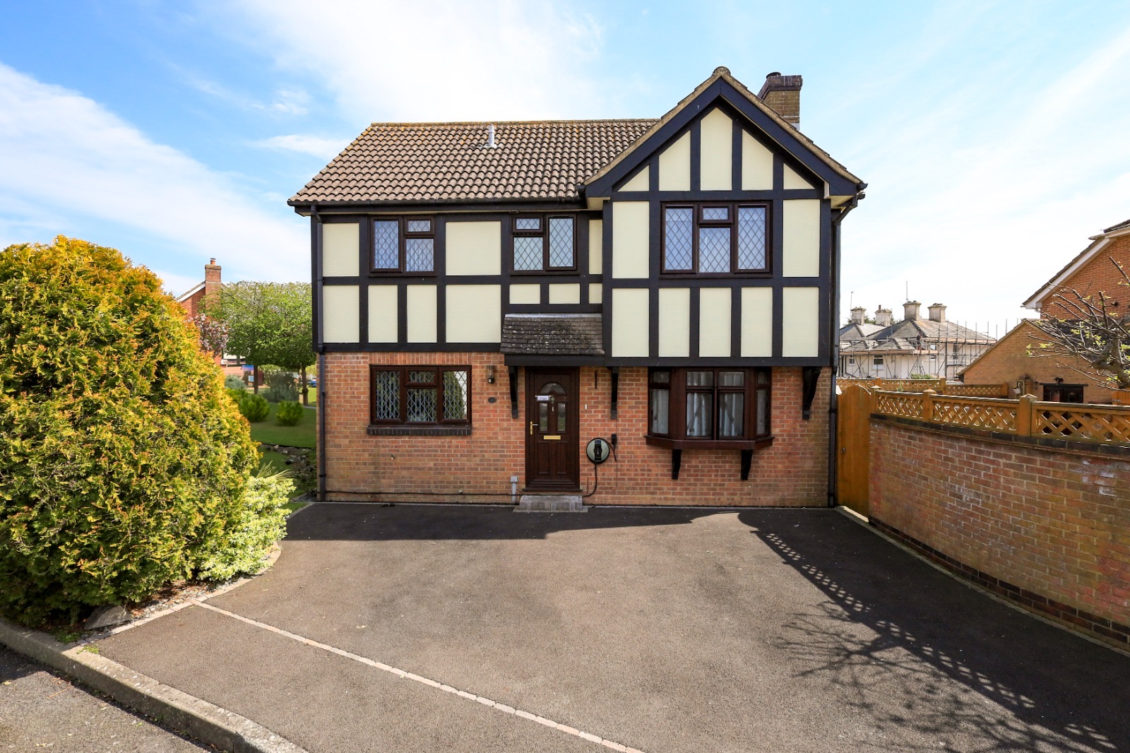 4 bedroom detached house for sale in Green Grove, Hailsham, BN27 3NZ
