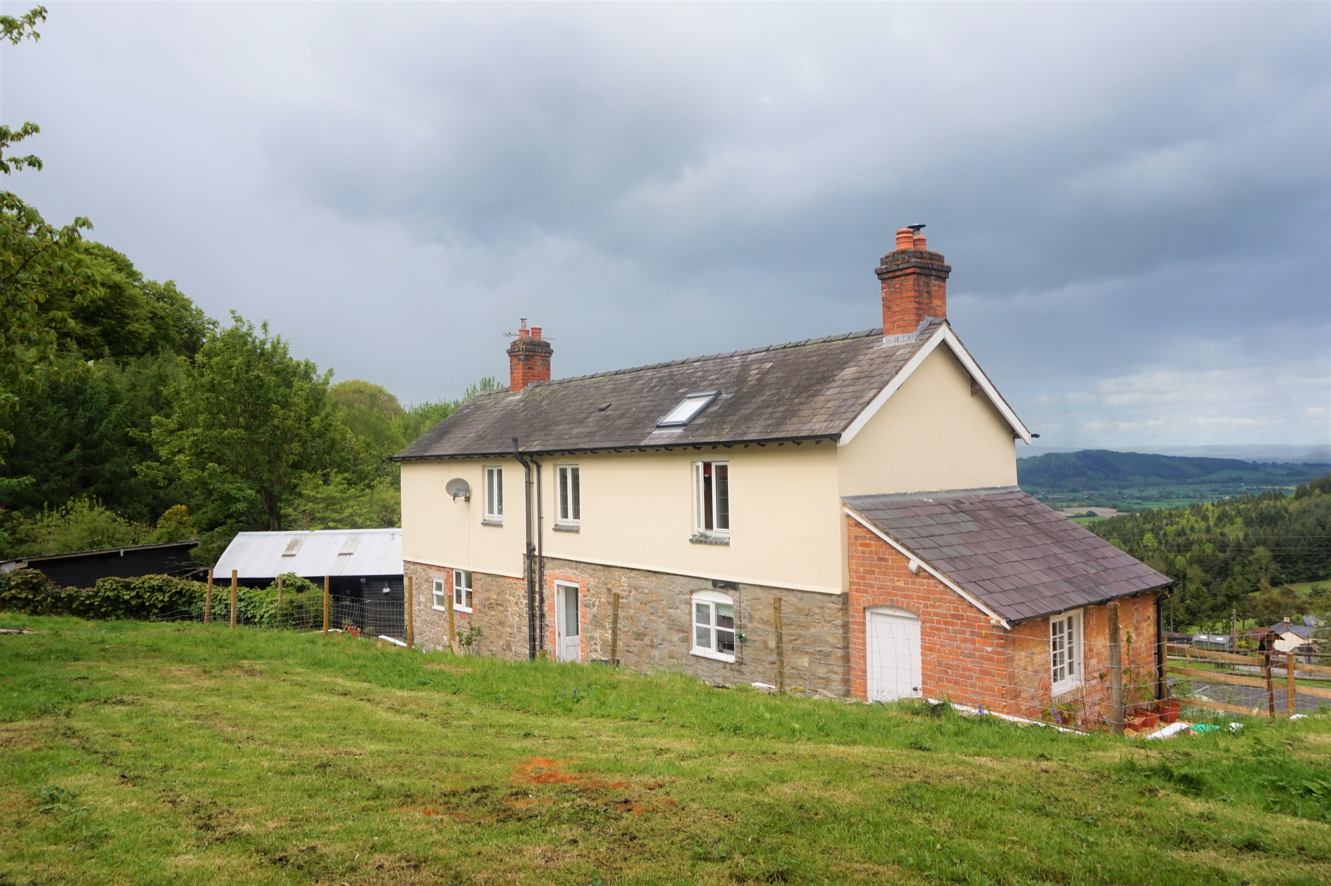 4 bedroom detached house for sale in Leighton, Welshpool, SY21 8HR