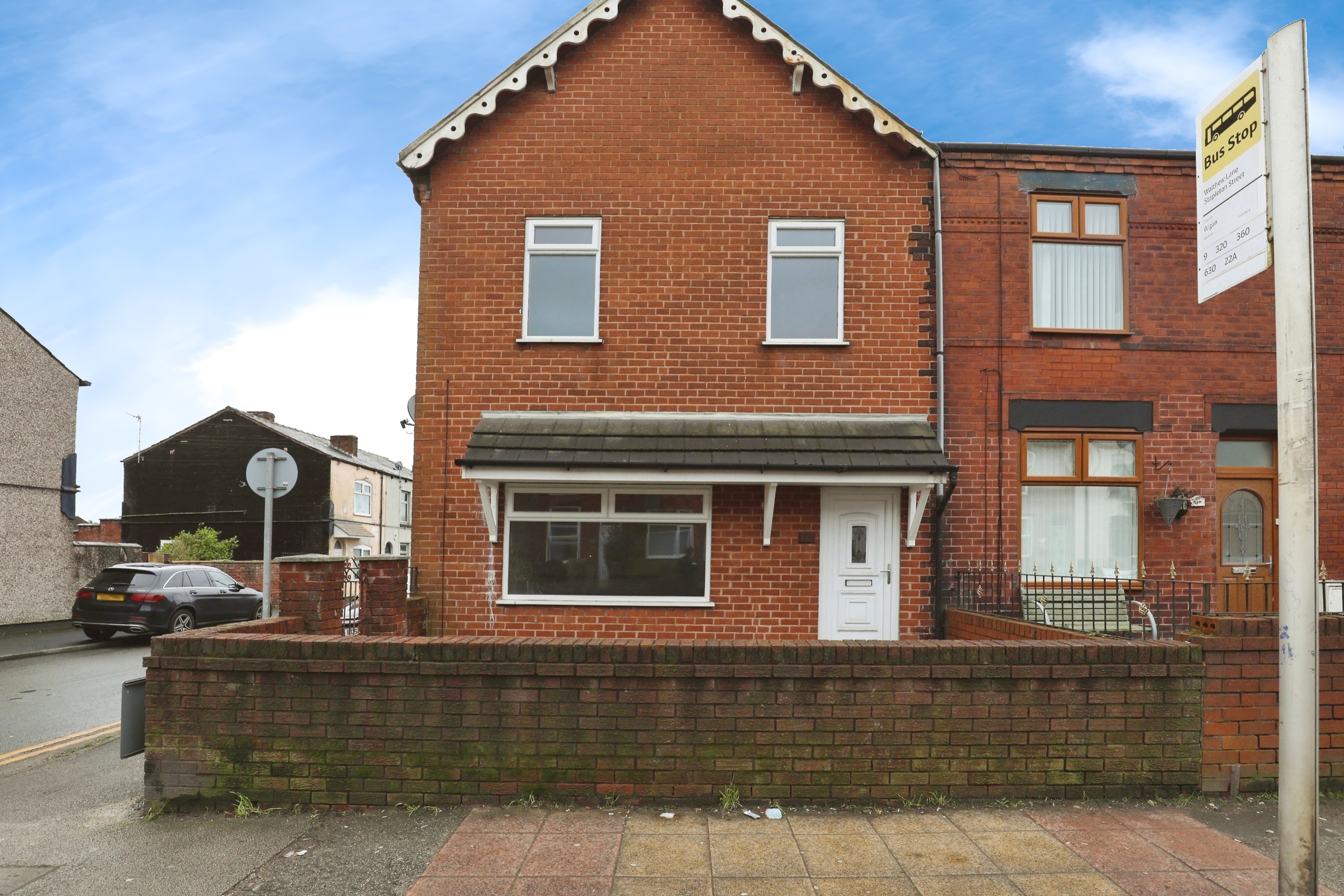 4 bedroom end of terrace house for sale in Walthew Lane, Wigan, WN2 5AE