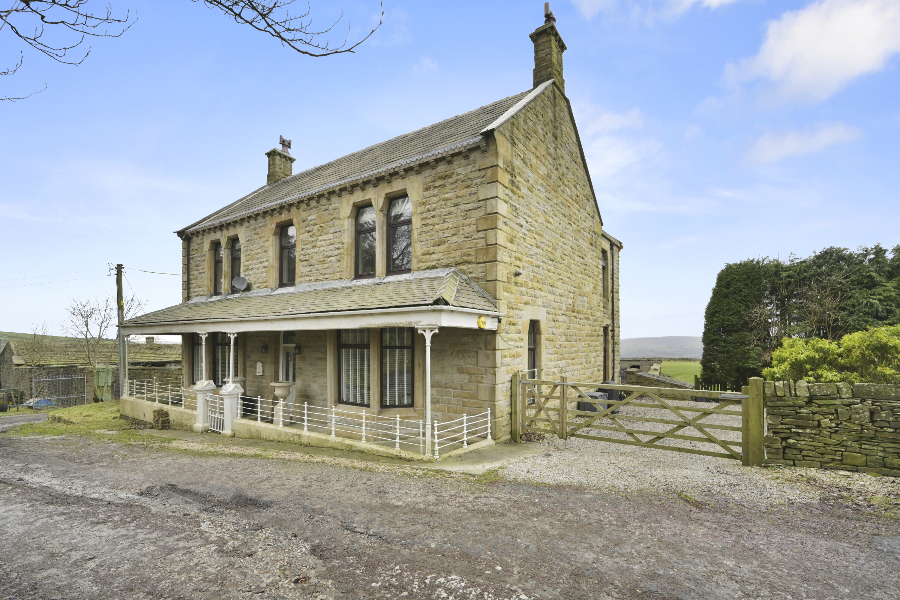 4 bedroom detached house for sale in Manchester Road, Burnley, BB11 5NR
