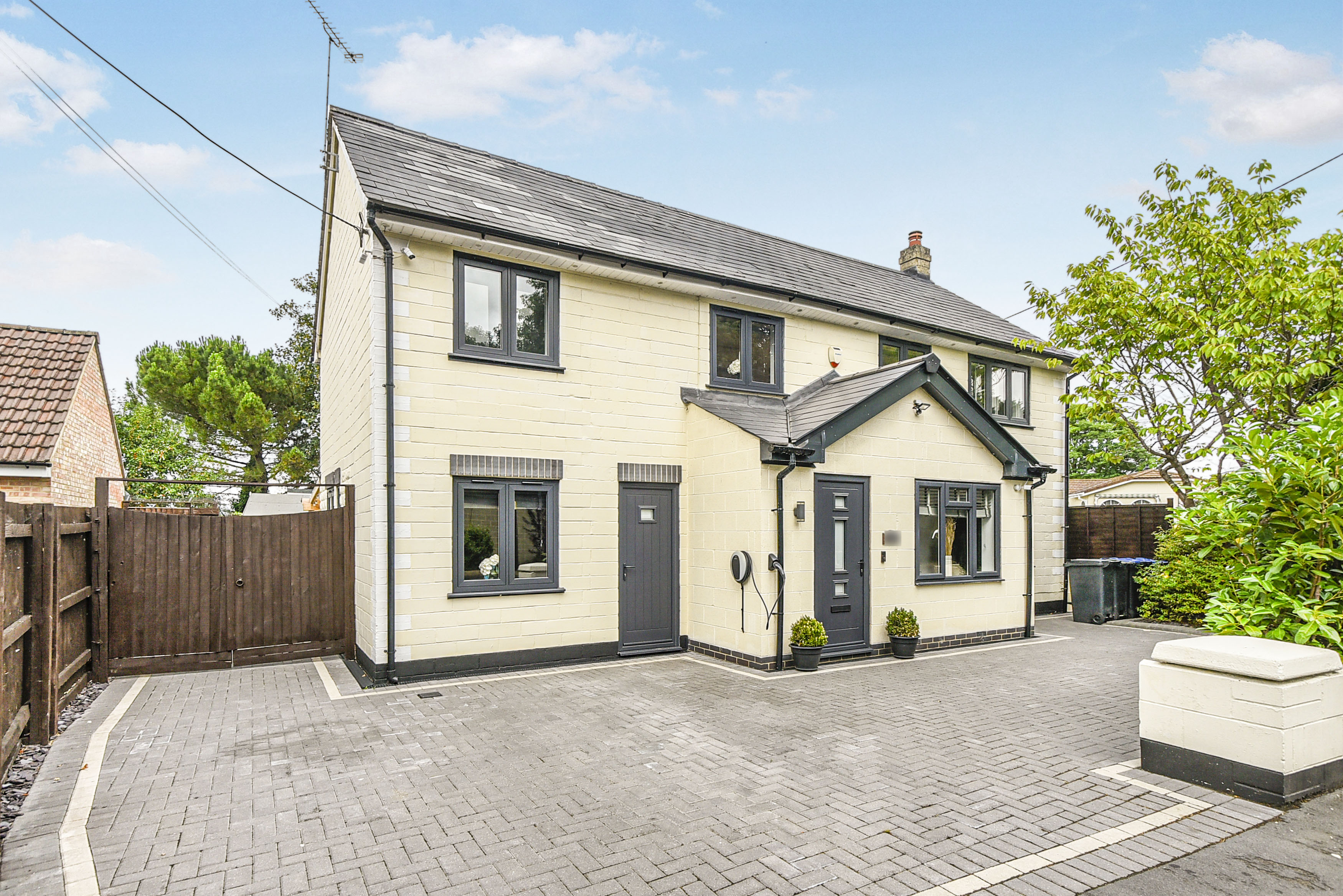 5 bedroom detached house for sale in Chippenham Road, Lyneham, SN15 4PA